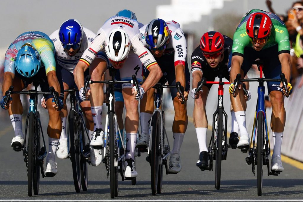 UAE Tour 2025: Tim Merlier gana la quinta etapa en un final accidentado ...