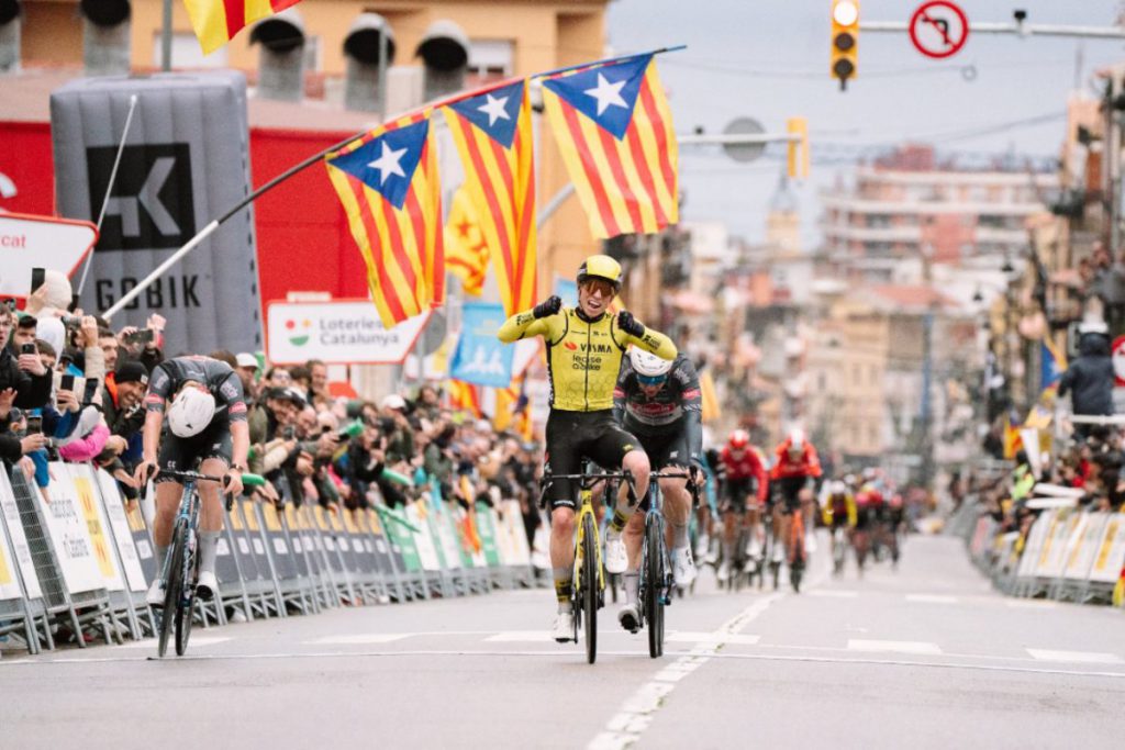 Matthew Brennan gana de forma espectacular la primera etapa de la ...