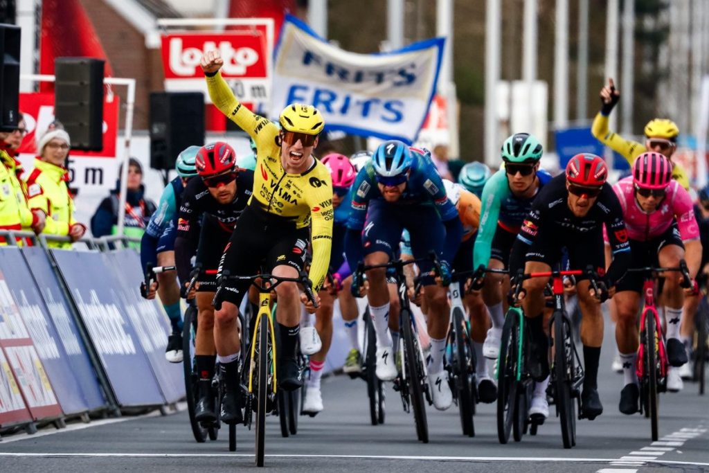 Matthew Brennan gana un entretenido duelo de sprinters en la Kuurne ...