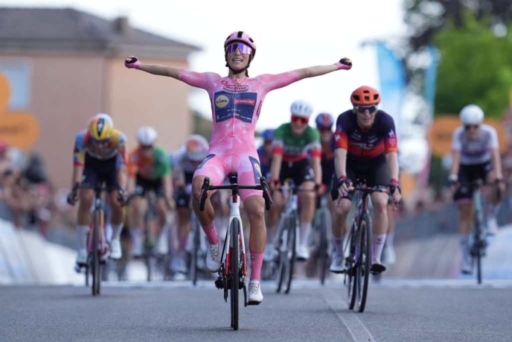 Jordi Meeus gana la primera etapa del Tour de Valonia 2026 con destaque ...